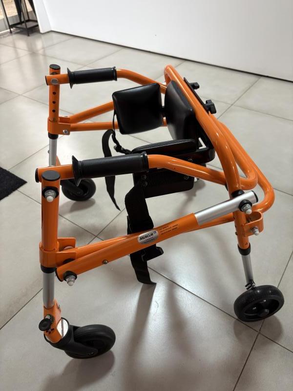 Inclusa - Andador POSTERIOR COM 4 RODAS com suporte quadril
